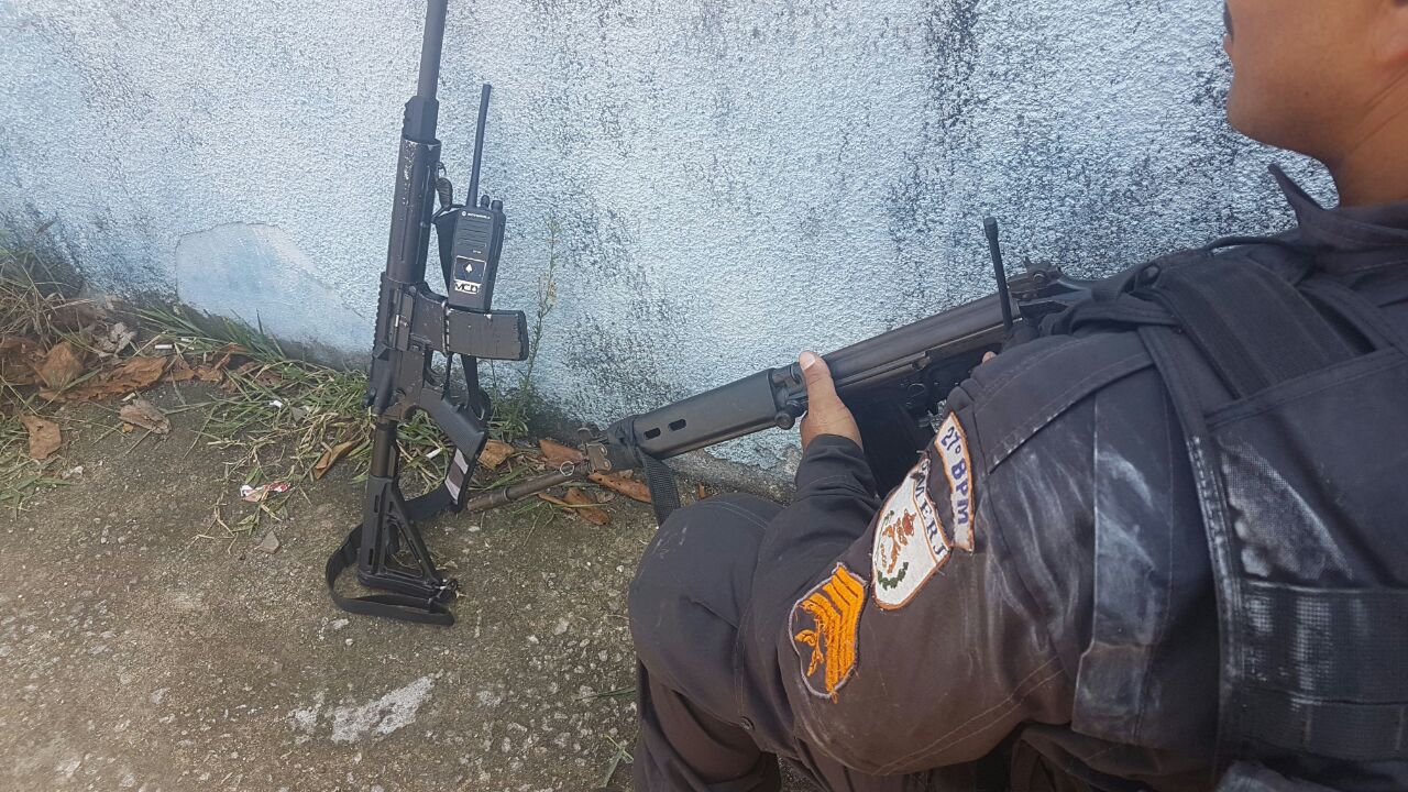 27º BPM apreende fuzil na comunidade do Rola – PMERJ