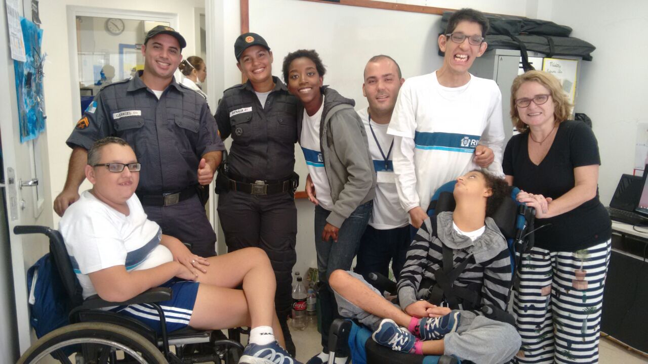 Policiais da UPP Rocinha fazem visita a escola especial – PMERJ