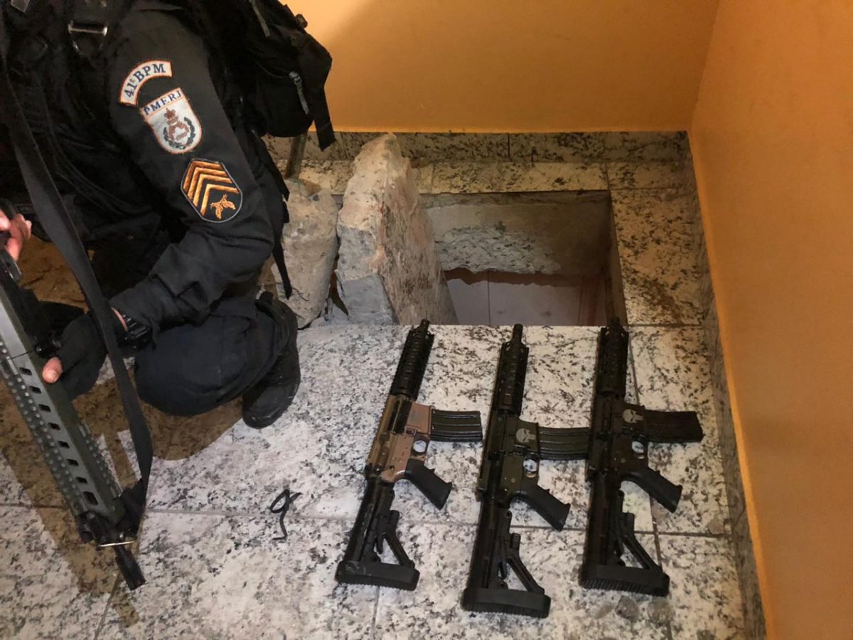 POLÍCIA MILITAR APREENDE QUATRO FUZIS NA ZONA NORTE DO RIO – PMERJ