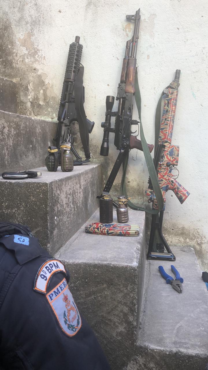 POLICIAIS MILITARES APREENDEM 4 FUZIS E 4 PISTOLAS EM OPERAÇÕES NA ...