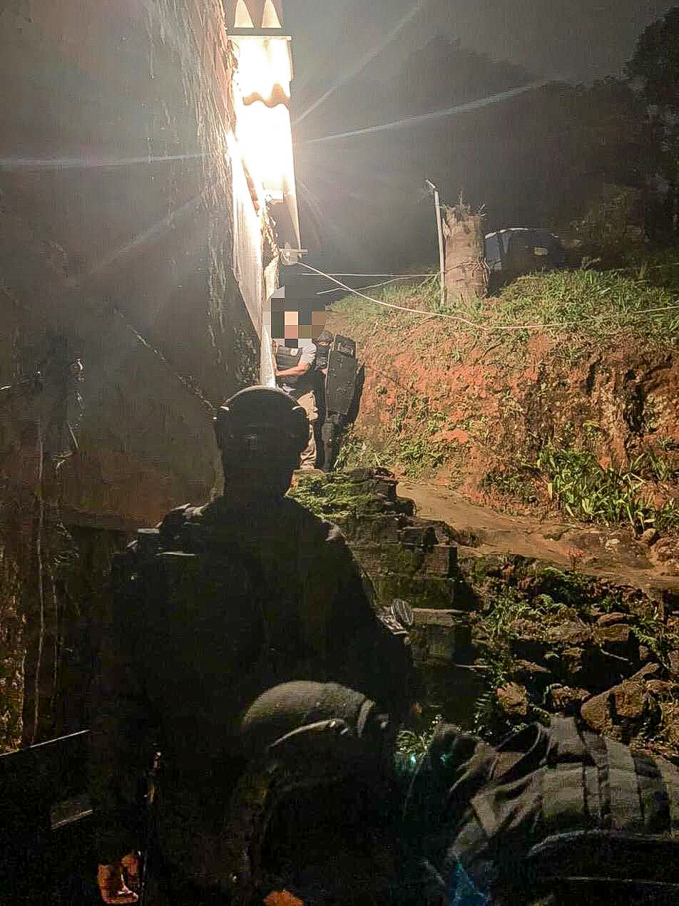 POLICIAIS DO BOPE RESGATAM COM SUCESSO MULHER QUE ERA MANTIDA REFÉM EM ...