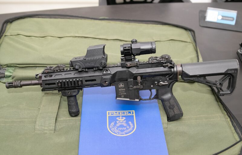 POLÍCIA MILITAR DO RIO ADQUIRE NOVO MODELO DE FUZIL, MAIS LEVE E MAIS ...